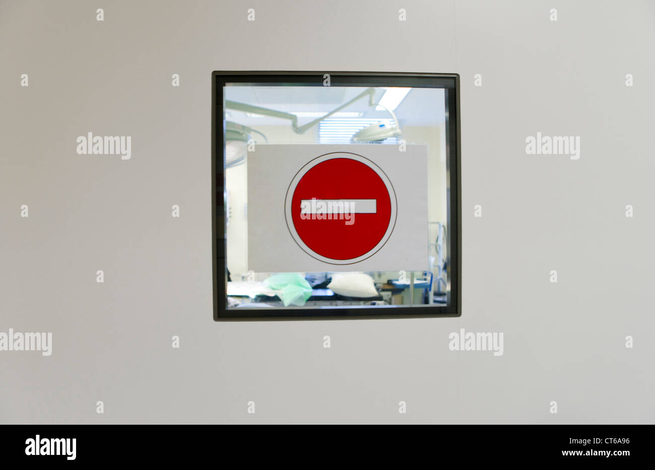 Hospital operating room sign hi-res stock photography and images - Alamy