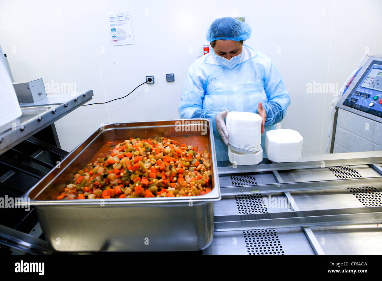 Kitchen staff preparation hospital hi-res stock photography and images ...