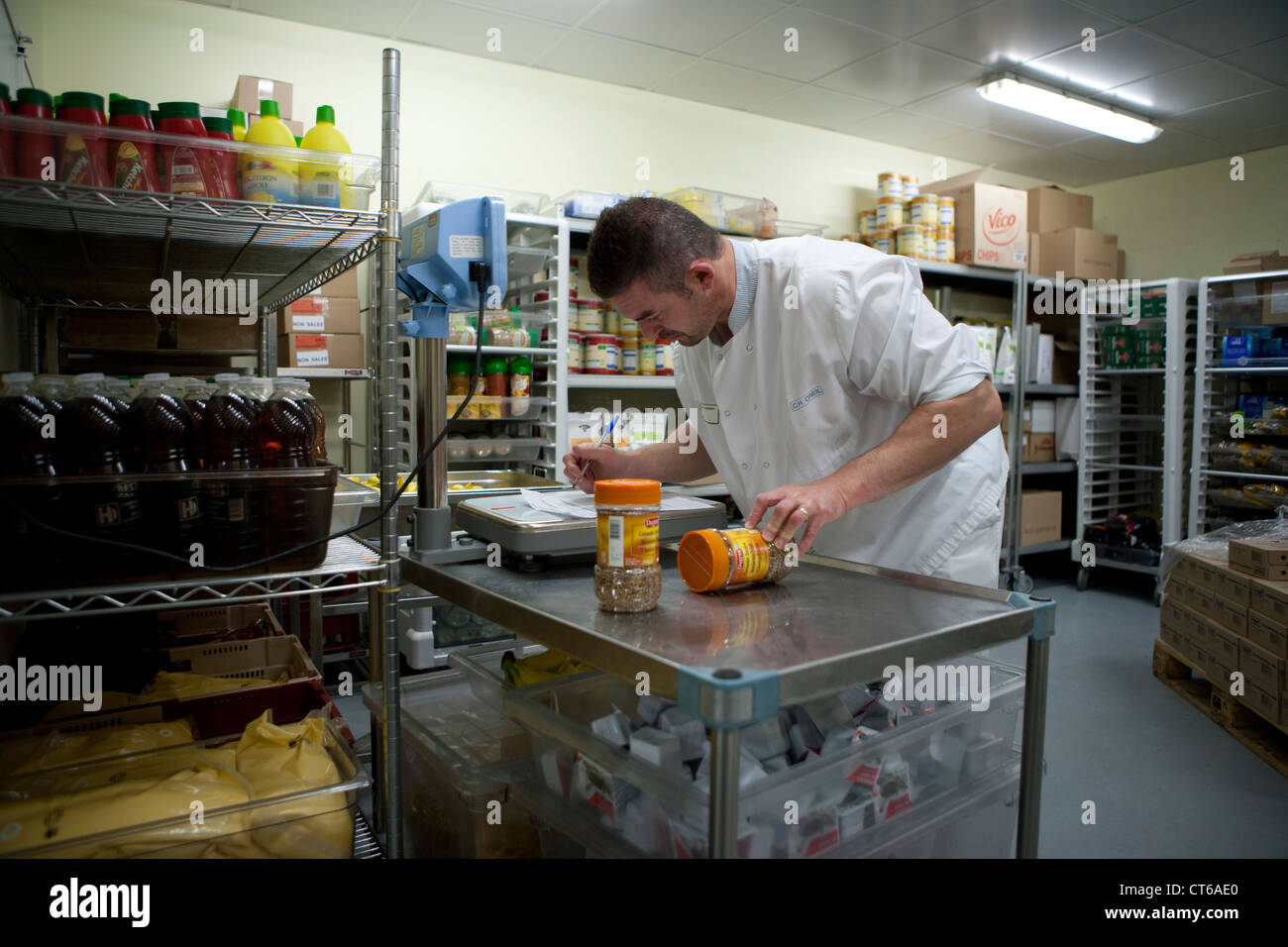 Kitchen staff preparation hospital hi-res stock photography and images ...