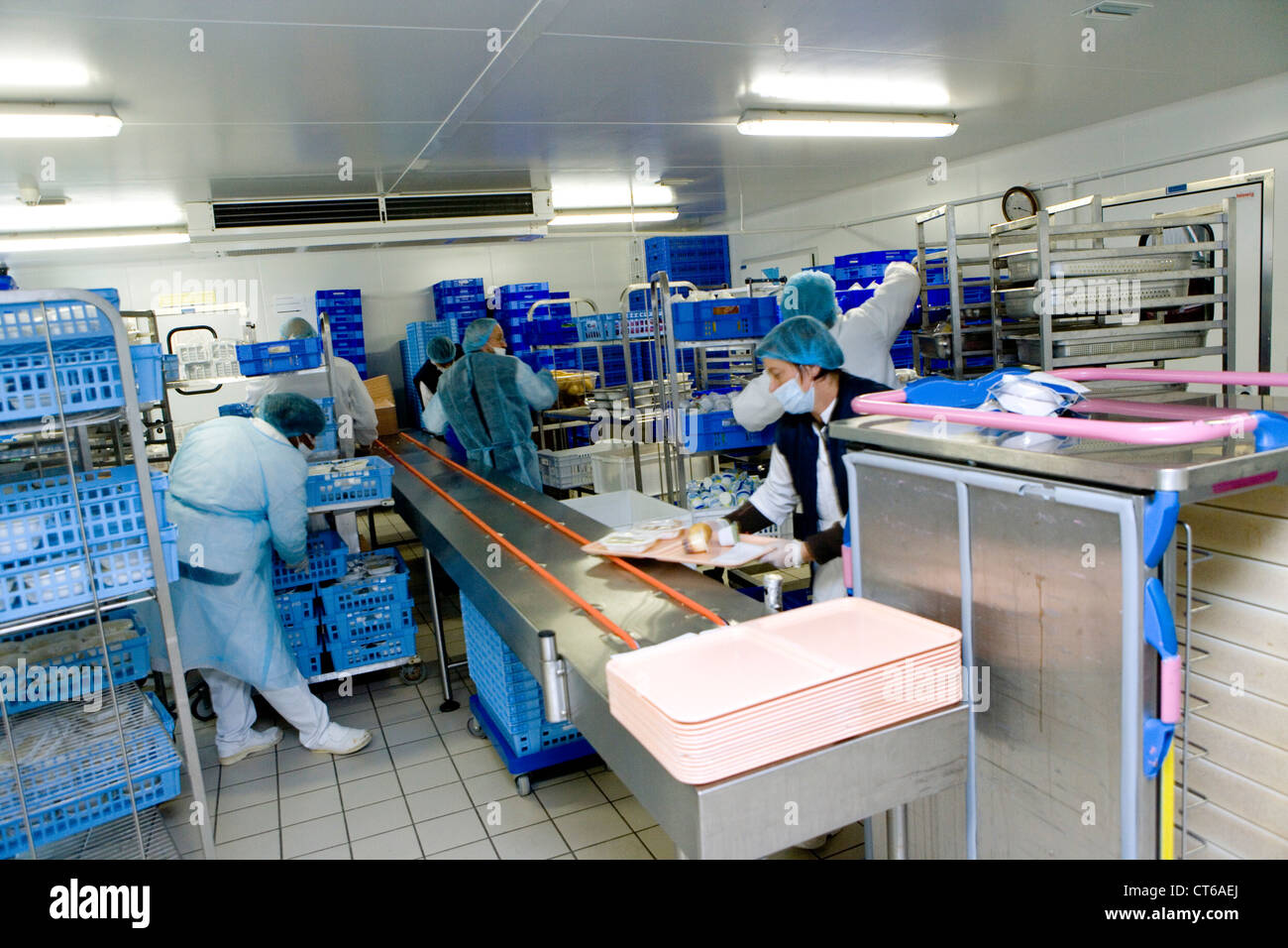 Hospital kitchen staff hi-res stock photography and images - Alamy