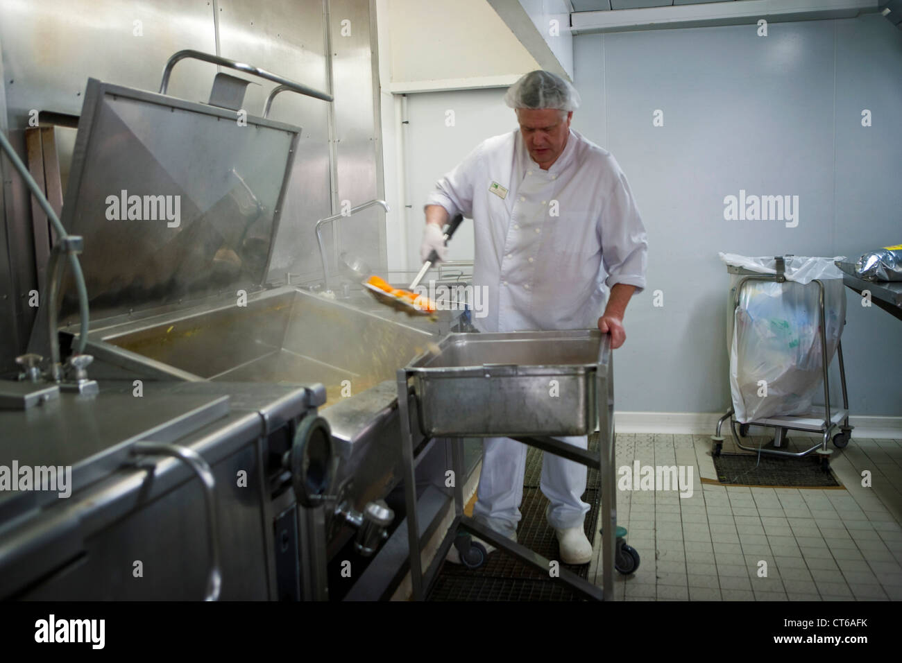 Kitchen staff preparation hospital hi-res stock photography and images ...