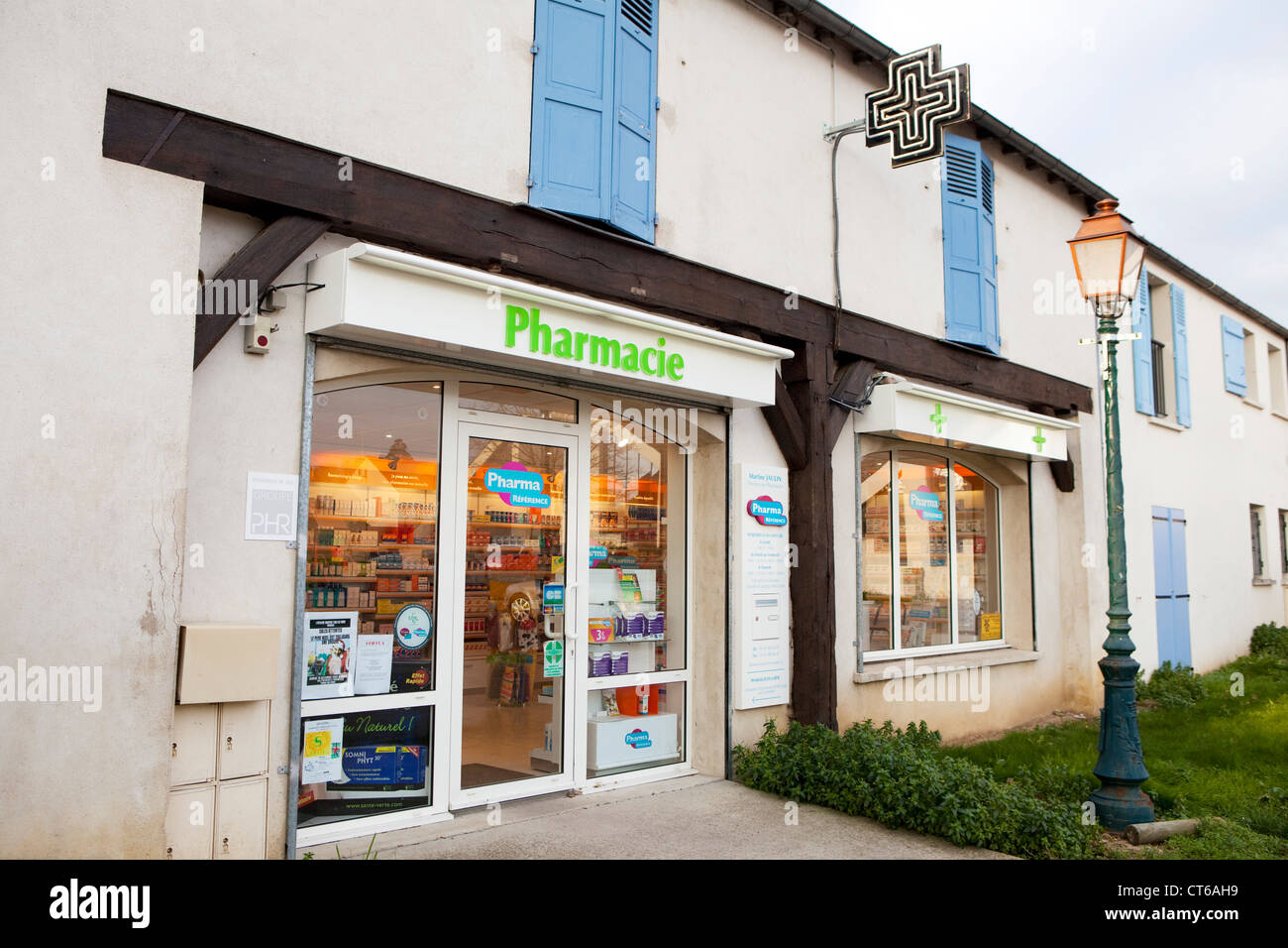OUTSIDE OF A CHEMIST'S SHOP Stock Photo - Alamy