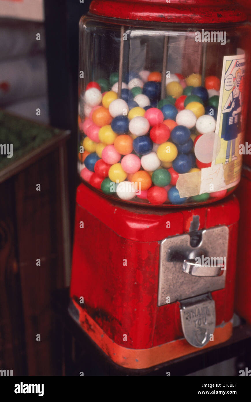 Old fashioned gumball machine hi-res stock photography and images - Alamy