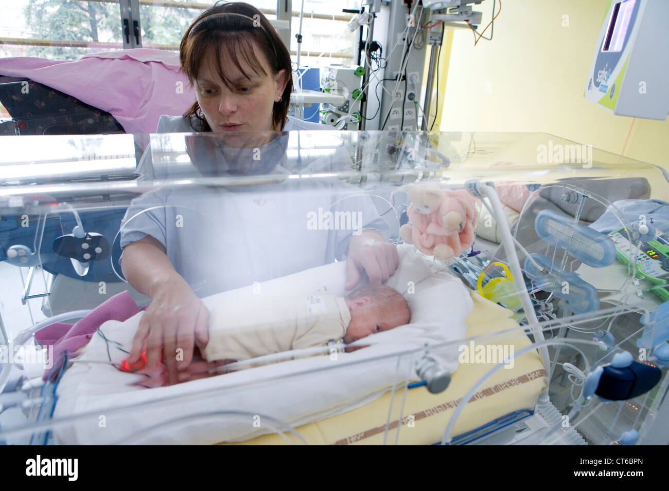 MOTHER AND PREMATURE BABY Stock Photo - Alamy