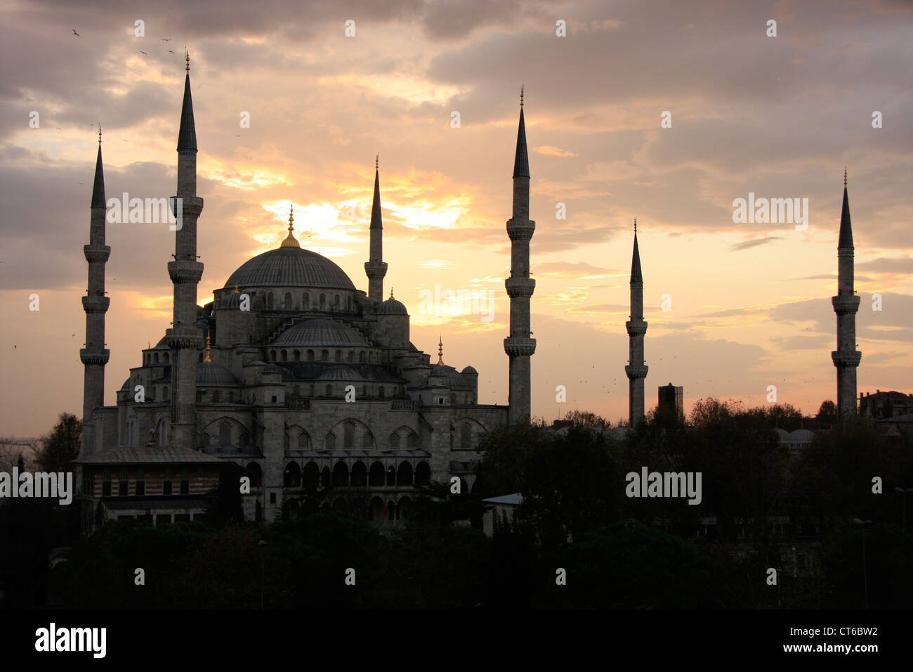 Exterior view of Sultan Ahmed Mosque at sunset, Sultanahmet, Istanbul ...