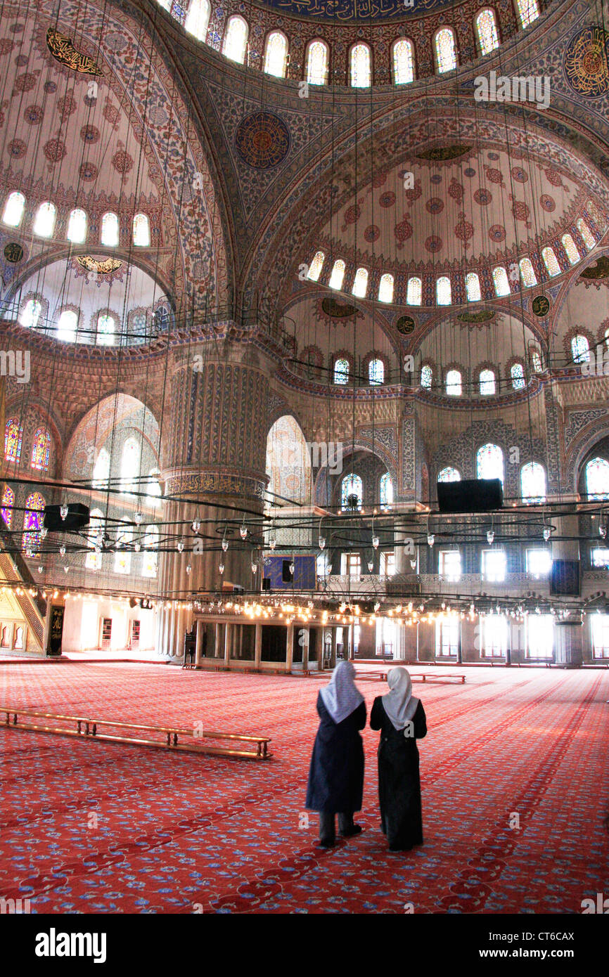 The interior of Sultan Ahmed Mosque, Sultanahmet, Istanbul, Turkey ...