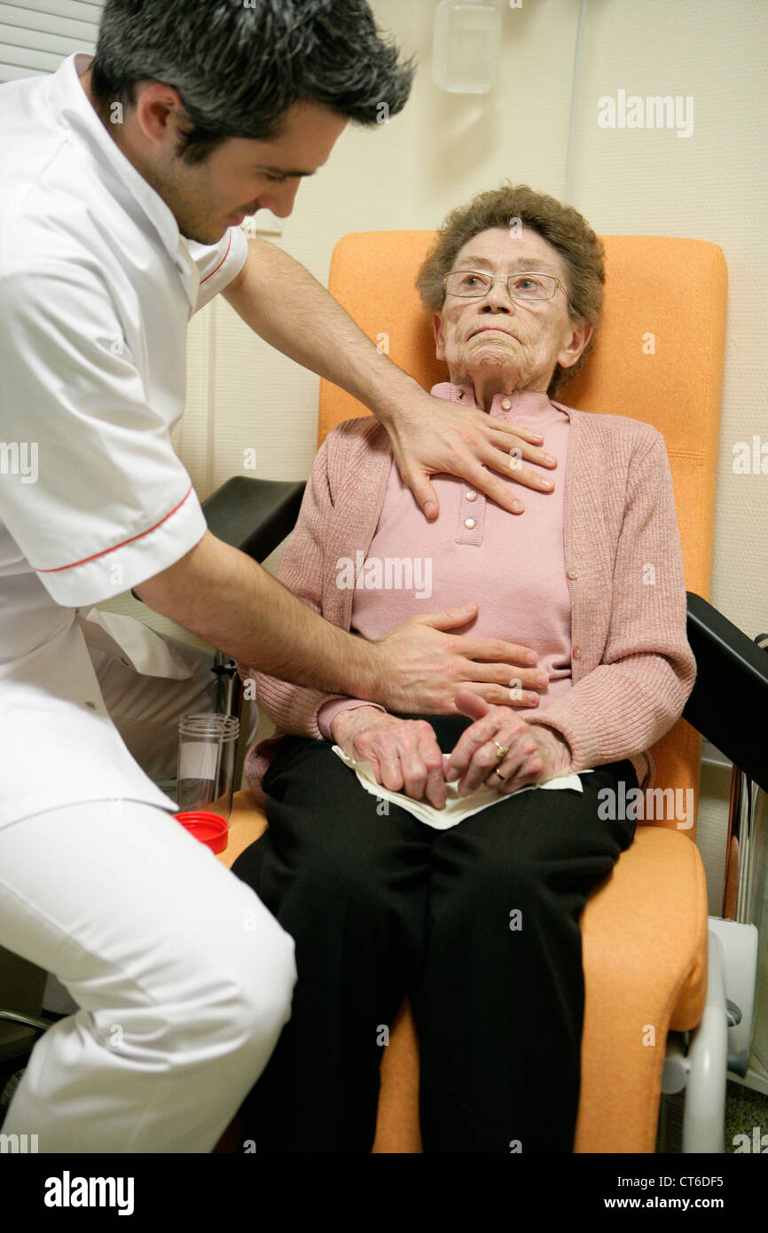 ELDERLY P., RESPIRATORY PHYS. TH Stock Photo - Alamy