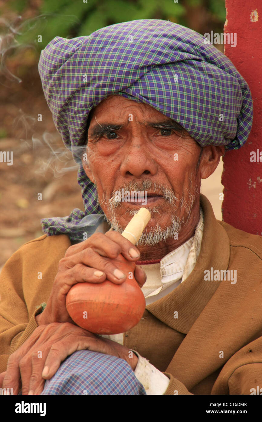 Portrait of old burmese man smoking traditional cheroot cigar, Bagan ...