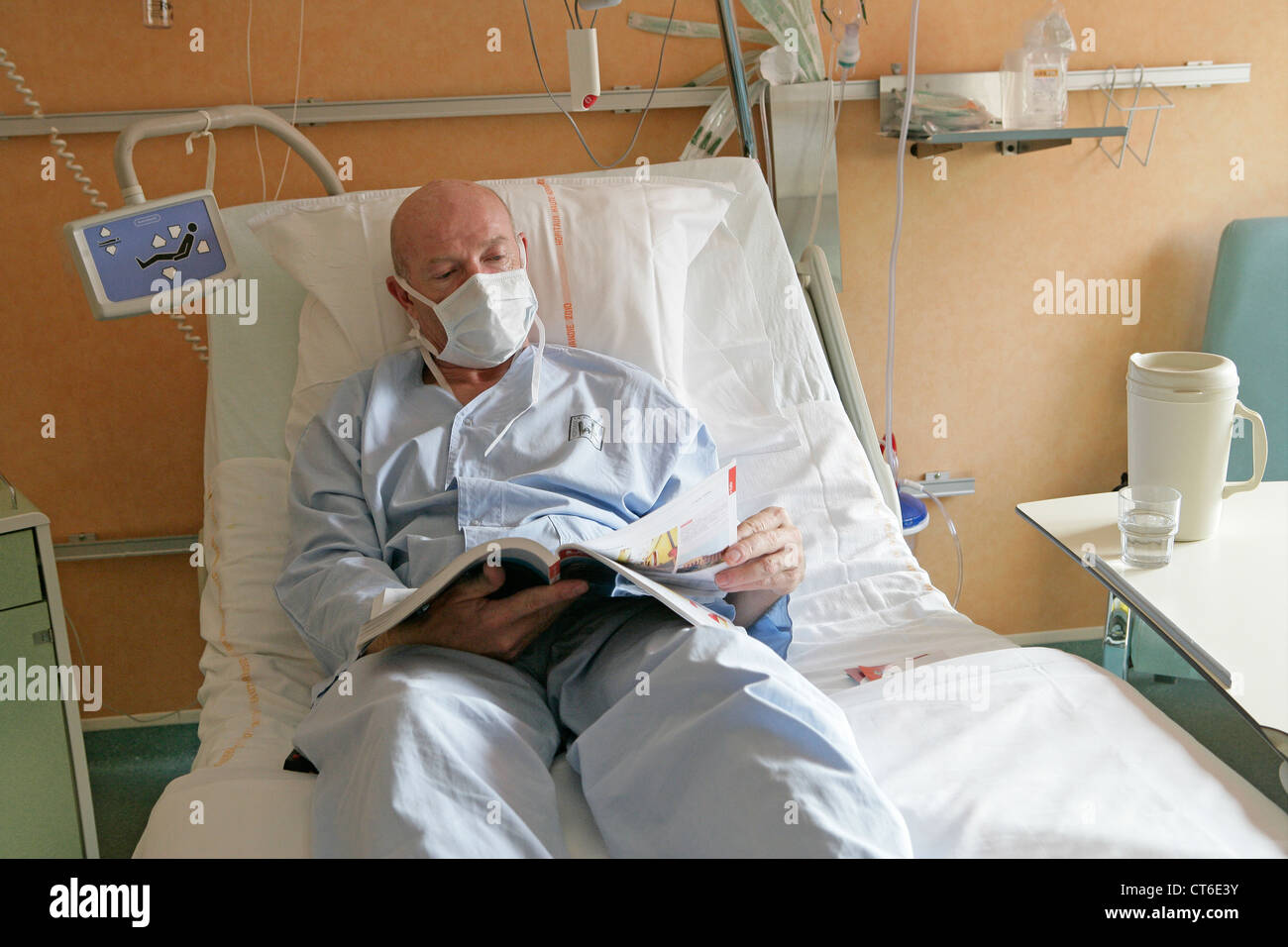MAN HOSPITAL PATIENT Stock Photo - Alamy