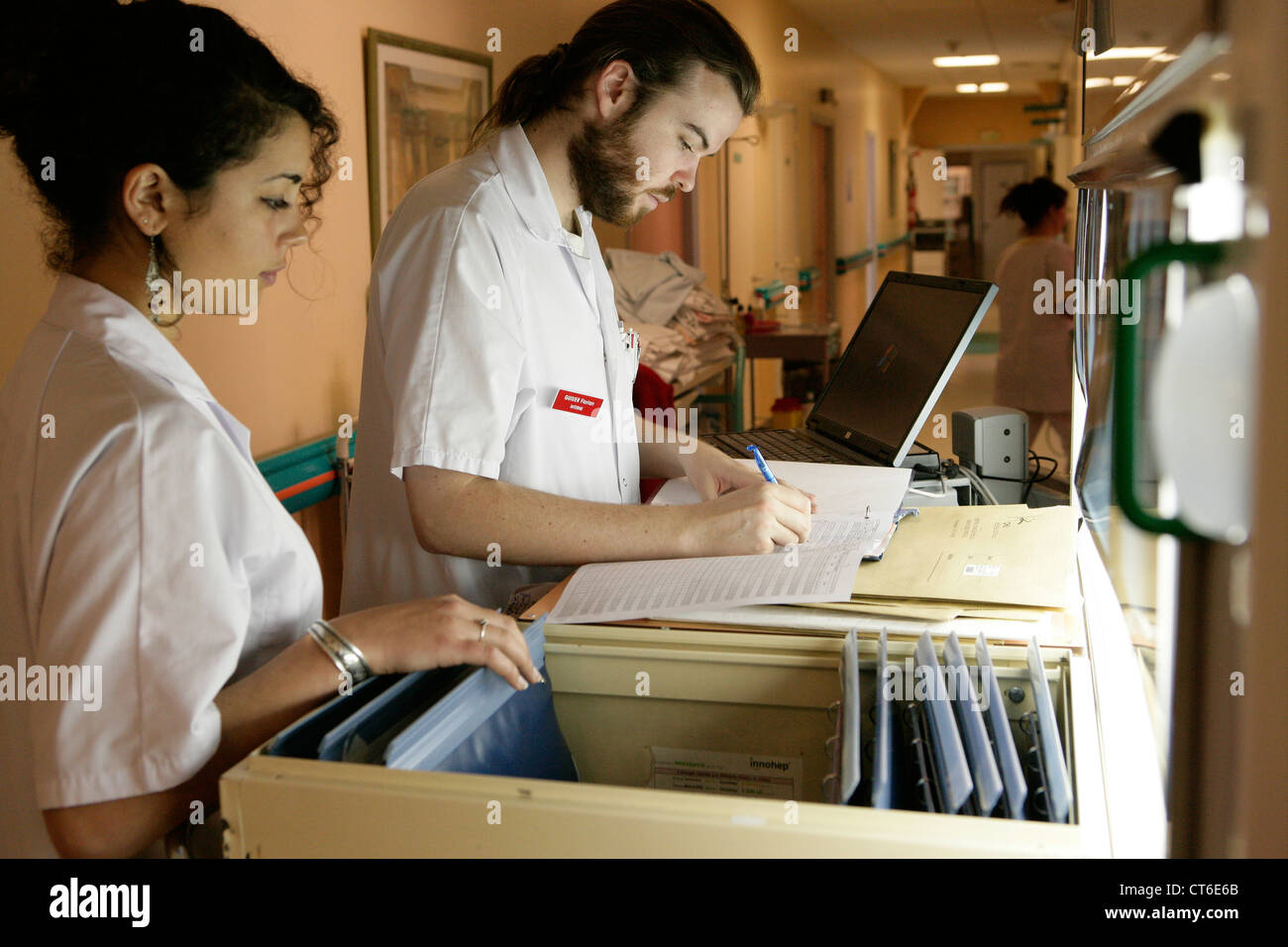 DOCTOR WITH MEDICAL RECORD Stock Photo - Alamy