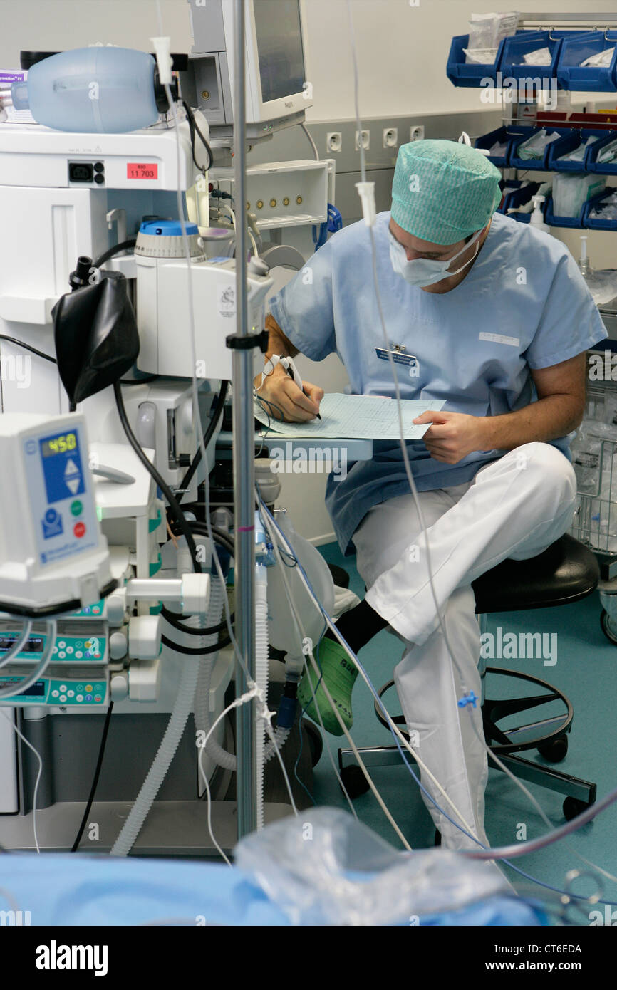 Full anesthesia hi-res stock photography and images - Alamy