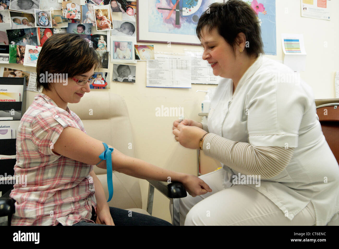 BLOOD SPECIMEN IN A WOMAN Stock Photo - Alamy