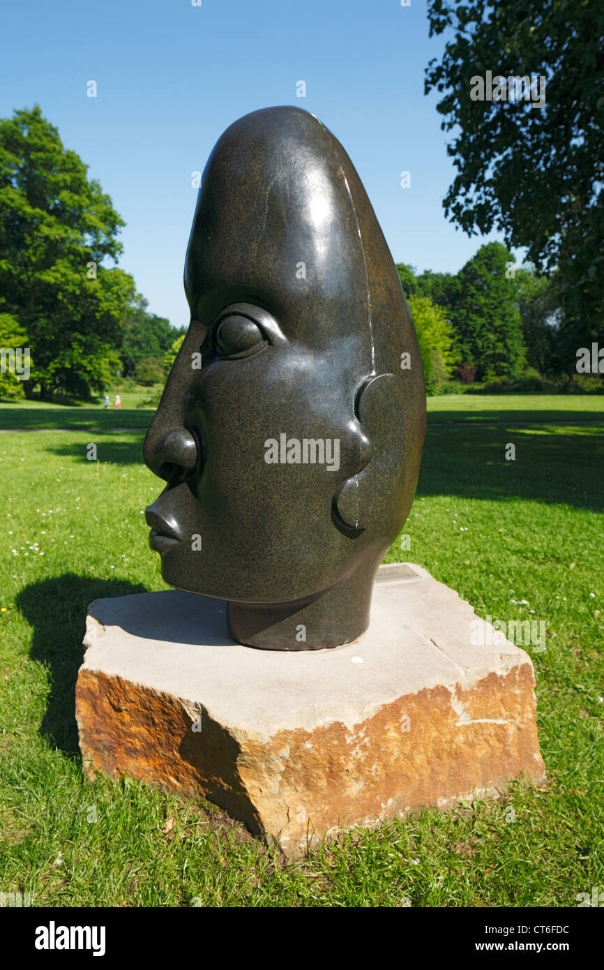 Skulptur "Batonga Chief" von Wonder Luke im Westfalenpark in Dortmund ...