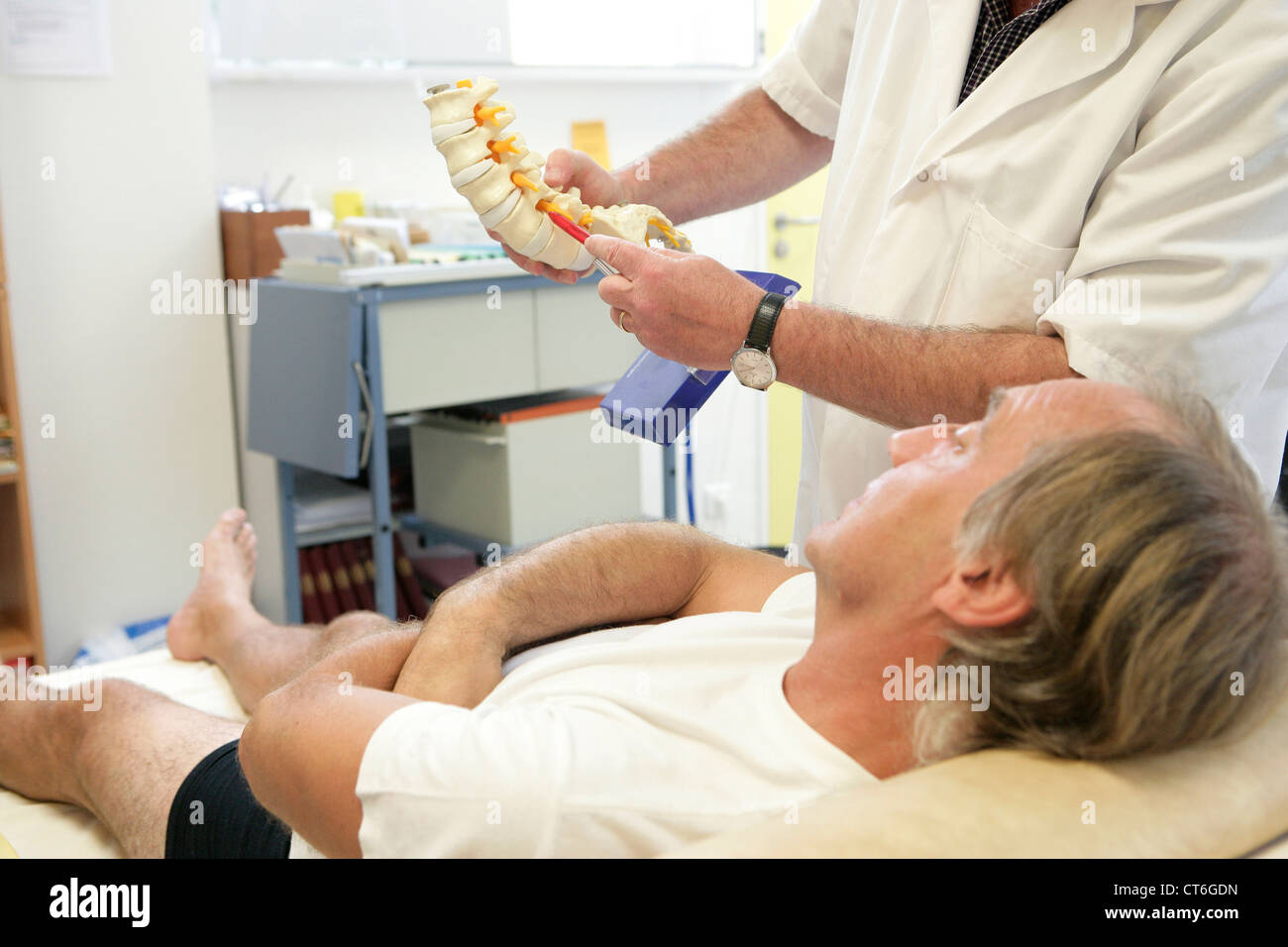 ORTHOPEDICS CONSULTATION MAN Stock Photo - Alamy