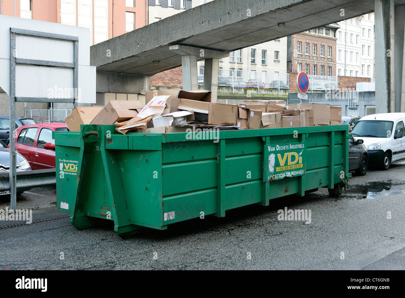 Cardboard rubbish skip recycling hi-res stock photography and images ...