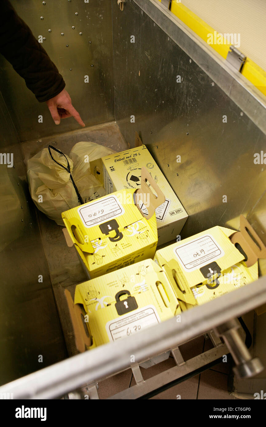 Sorting out waste hi-res stock photography and images - Alamy