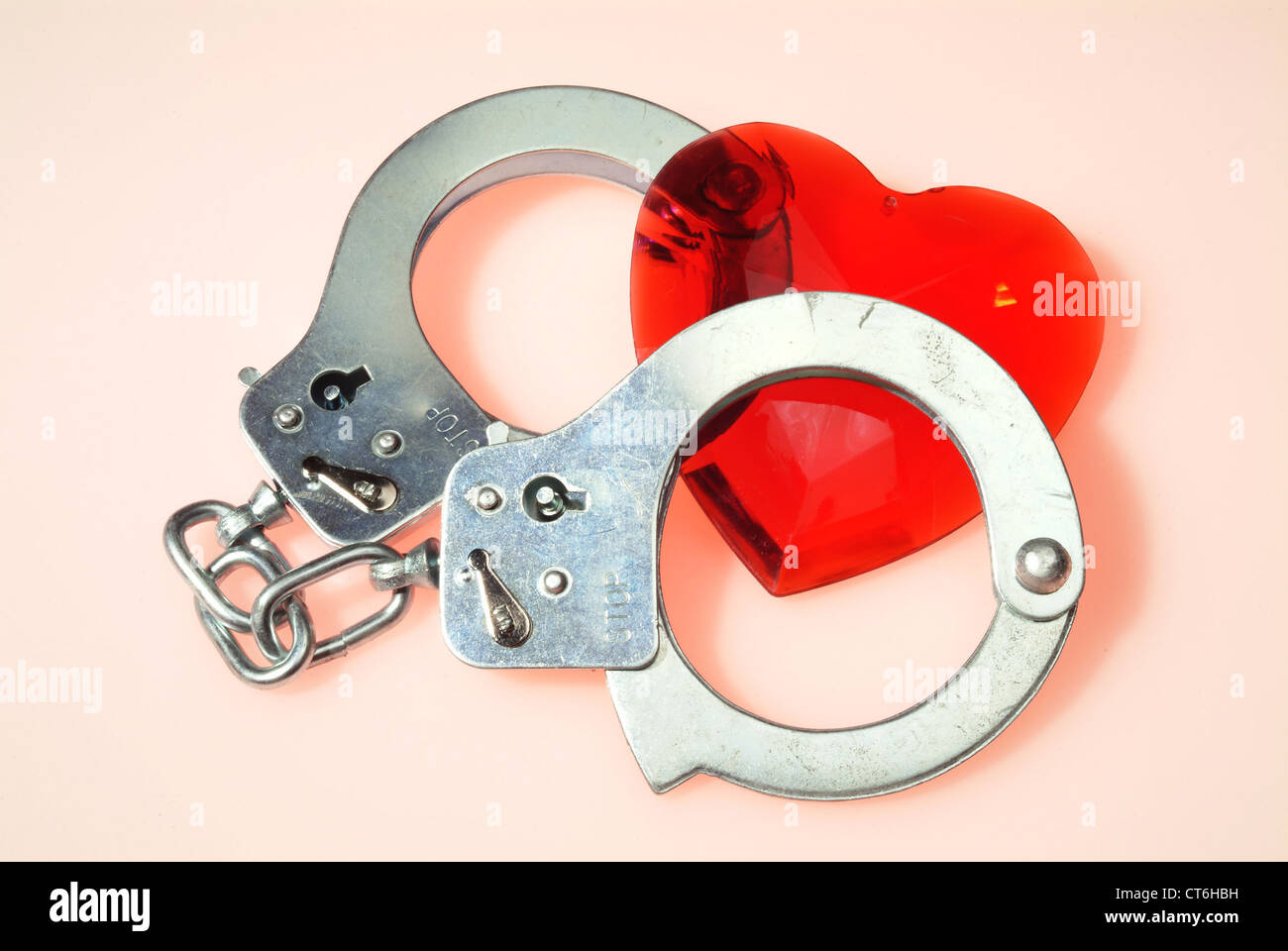 Symbol photo heart with handcuffs Stock Photo - Alamy
