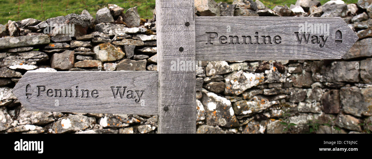 Pennine way, wooden footpath sign, Yorkshire Dales National Park ...