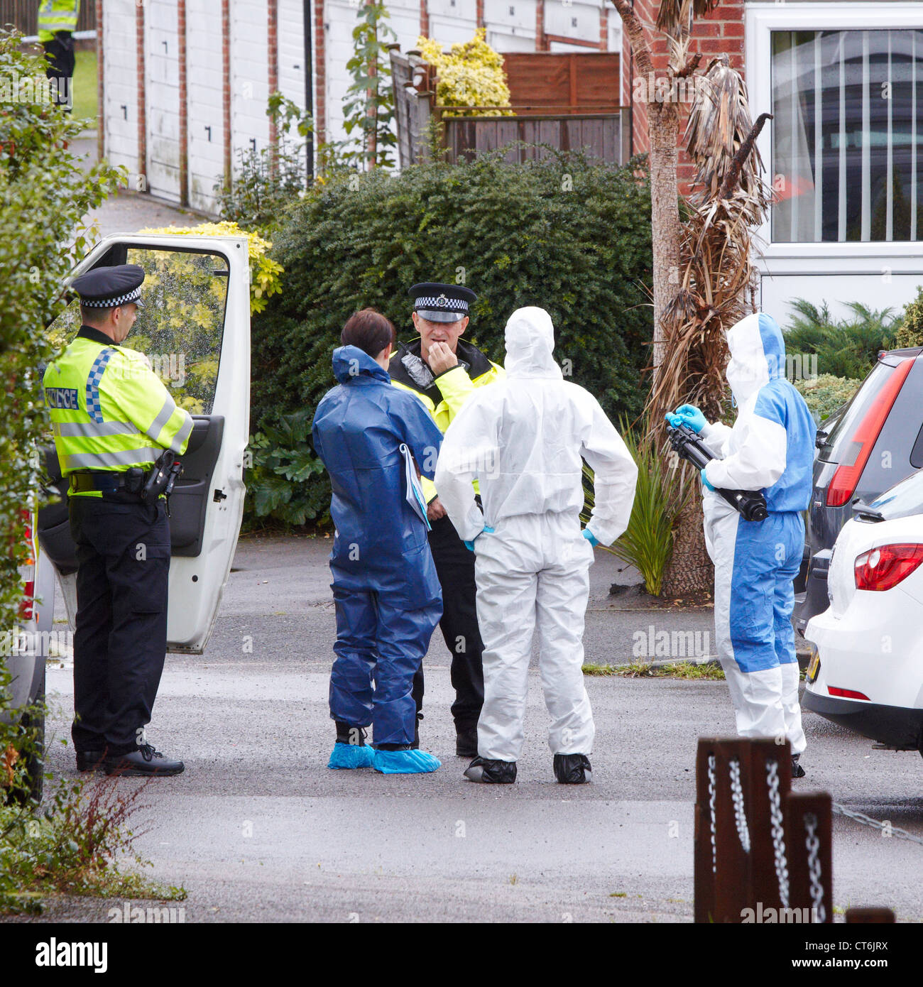 Crime forensic officers crime scene murders hi-res stock photography ...