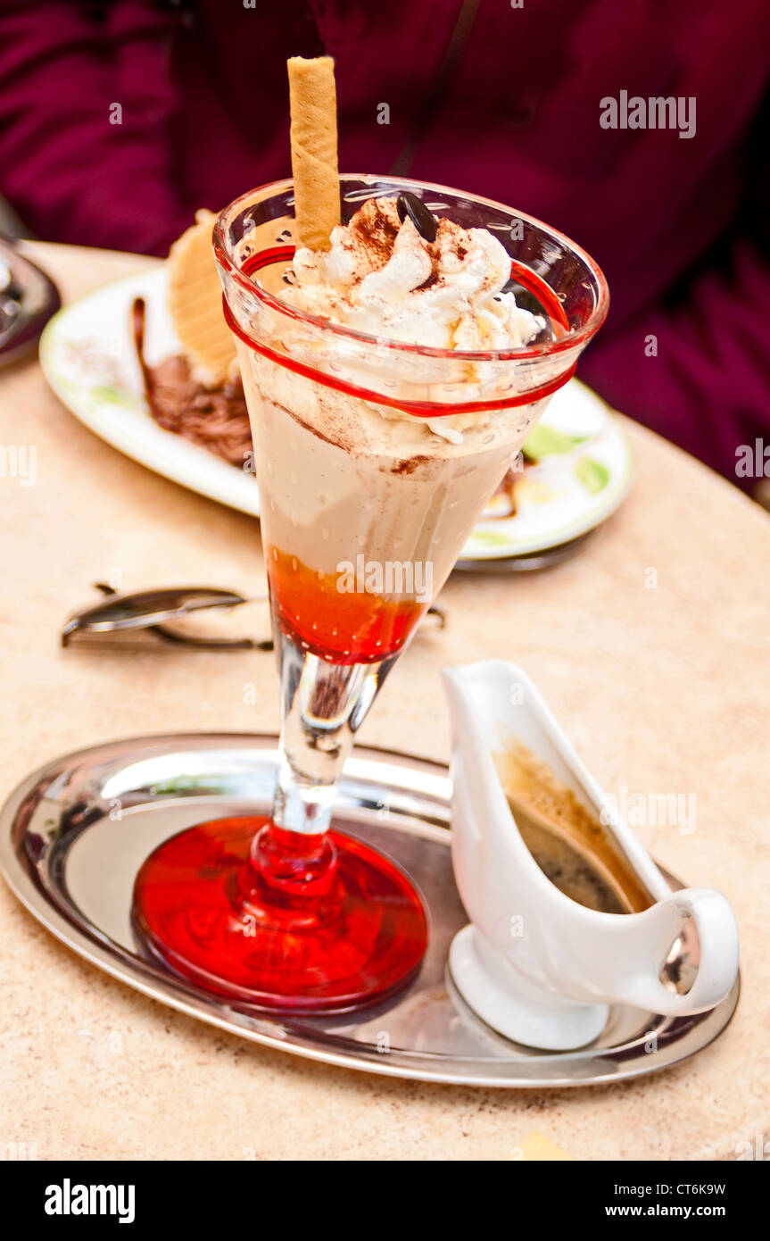 hot fudge sundae Stock Photo - Alamy