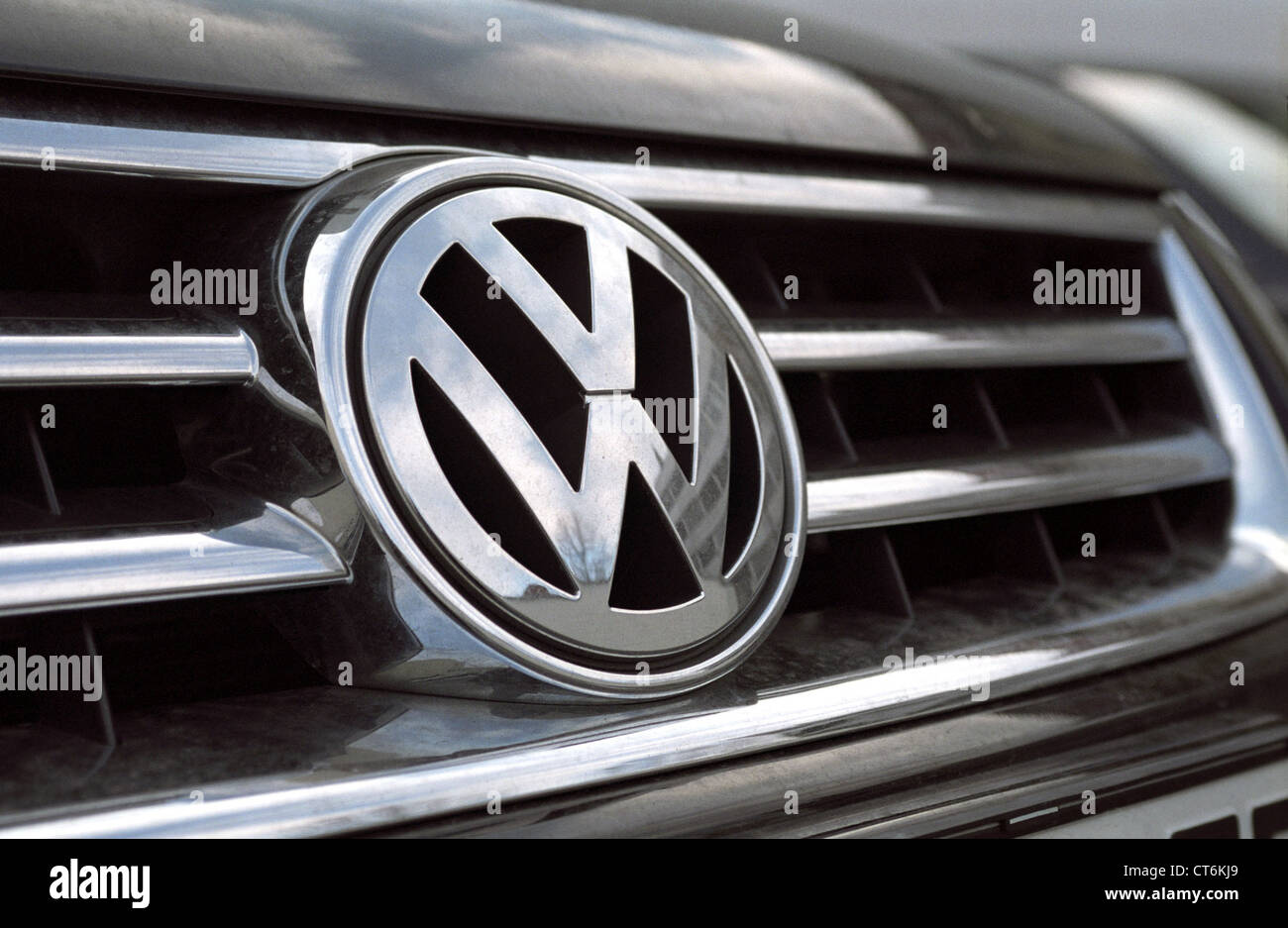 Silver volkswagen logo hi-res stock photography and images - Alamy