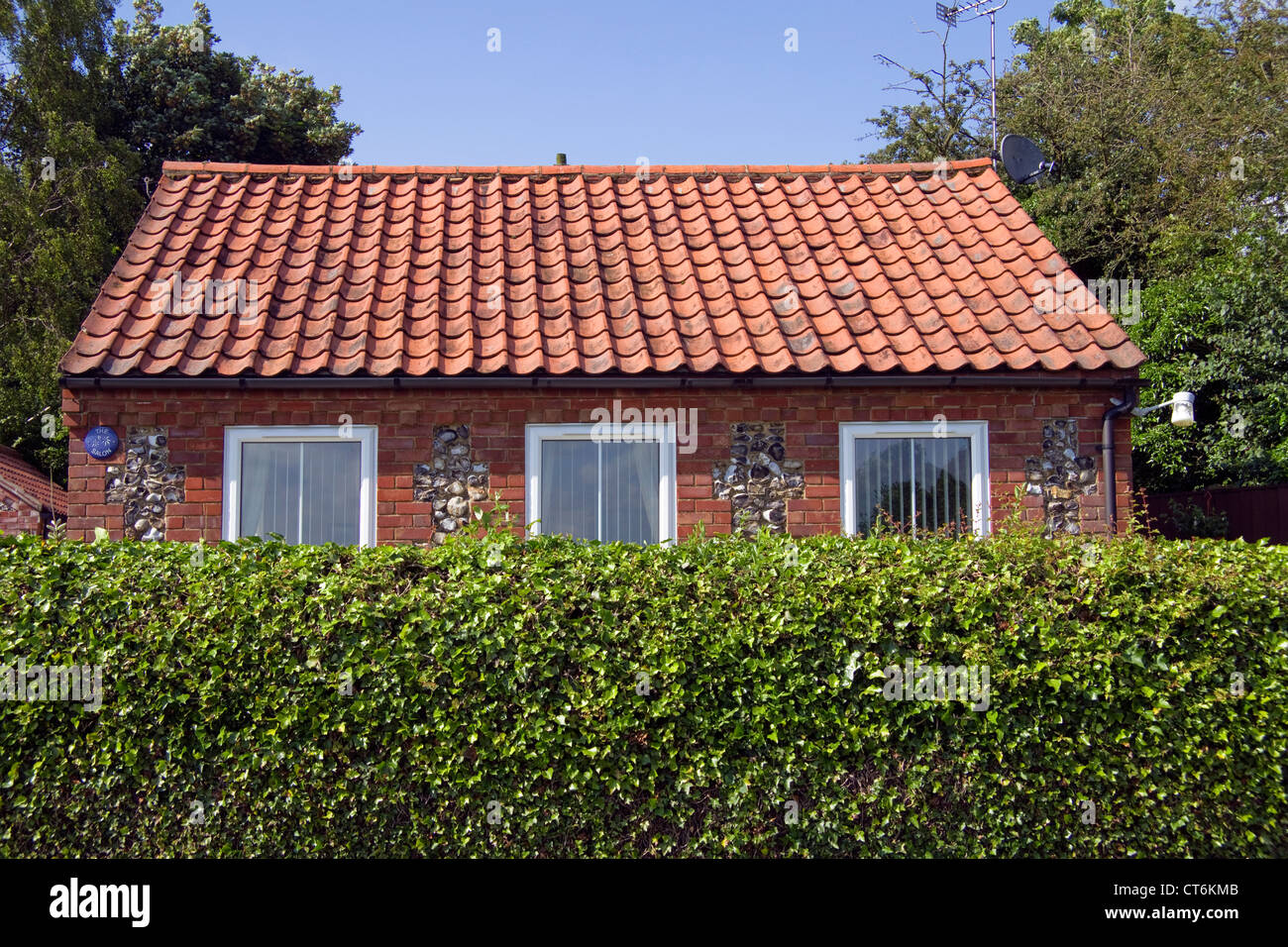 Typical Flint Cottage High Resolution Stock Photography and Images - Alamy