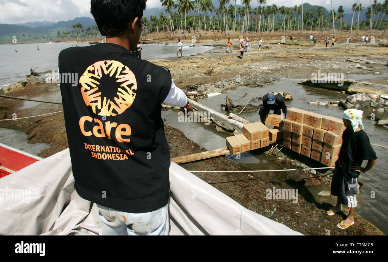 Unloading of relief goods for tsunami victims Stock Photo - Alamy