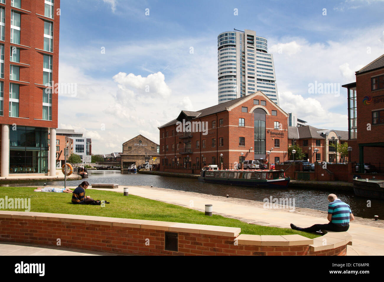 Granary Wharf on the Leeds and Liverpoool Canal Leeds West Yorkshire UK ...
