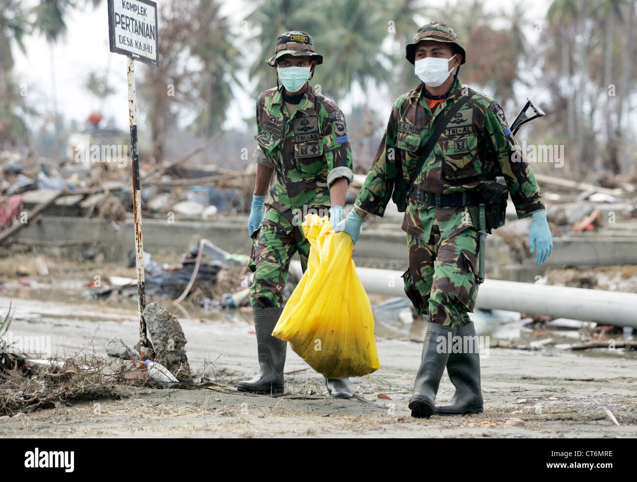 Soldiers carry a body bag filled Stock Photo - Alamy