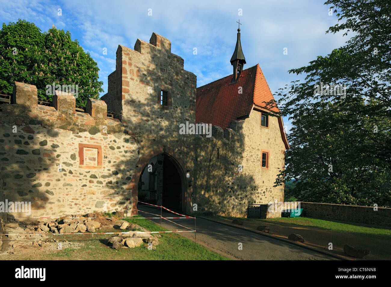 Schlosstor und Michaelskapelle von Schloss Reichenberg in Reichelsheim ...