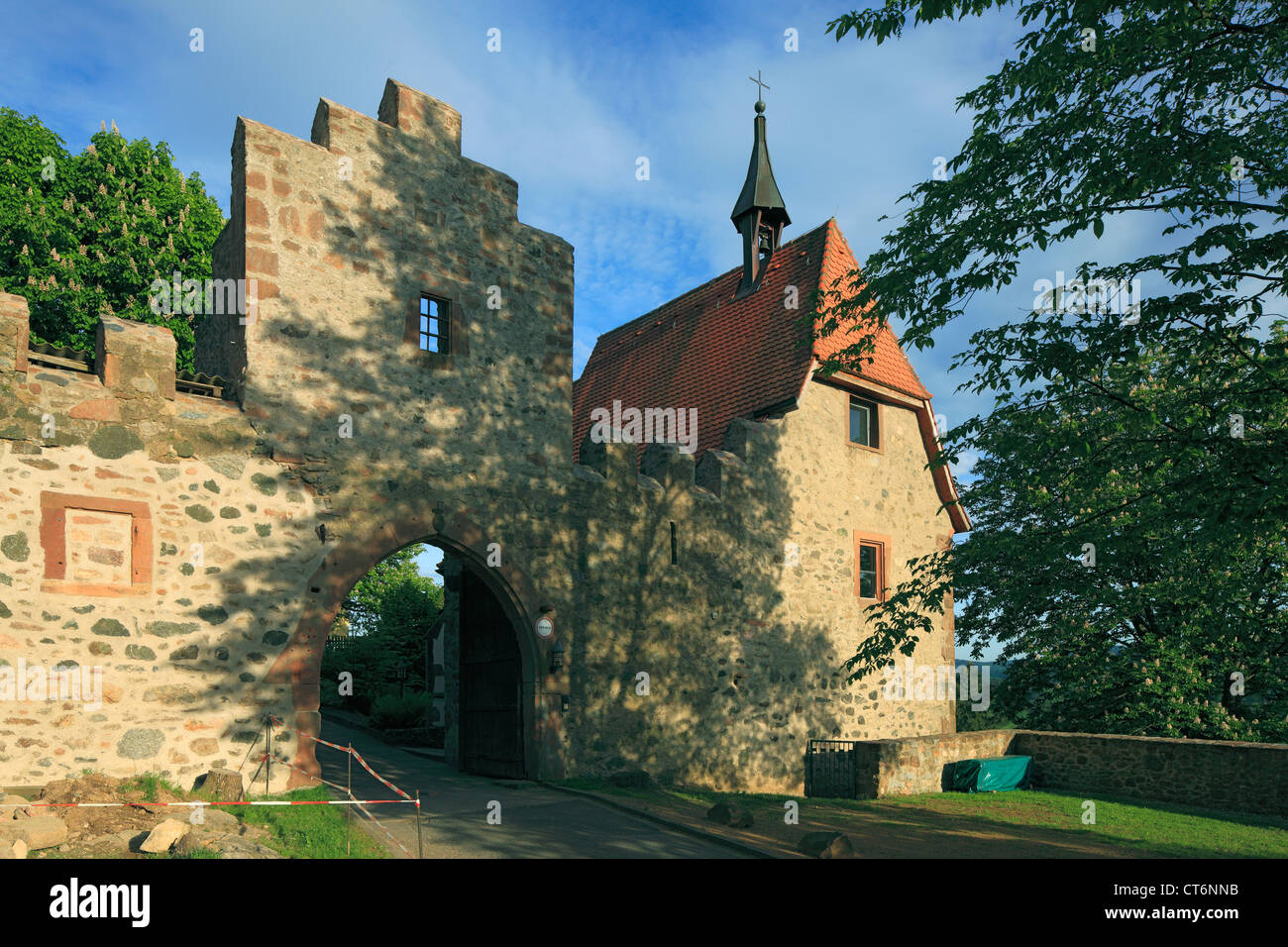 Schlosstor und Michaelskapelle von Schloss Reichenberg in Reichelsheim ...