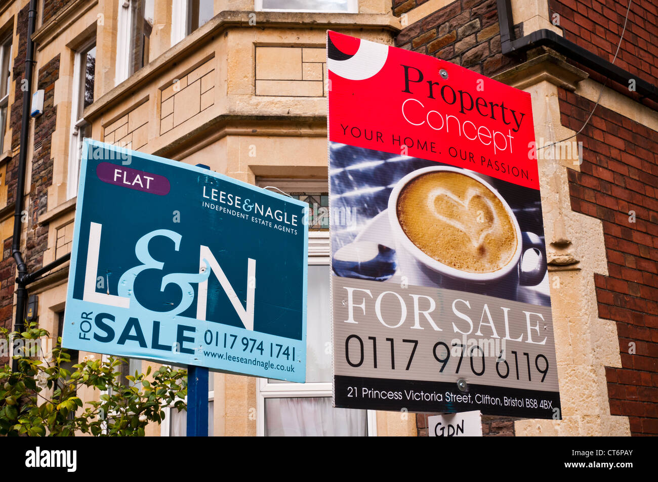 House for sale signs uk hi-res stock photography and images - Alamy