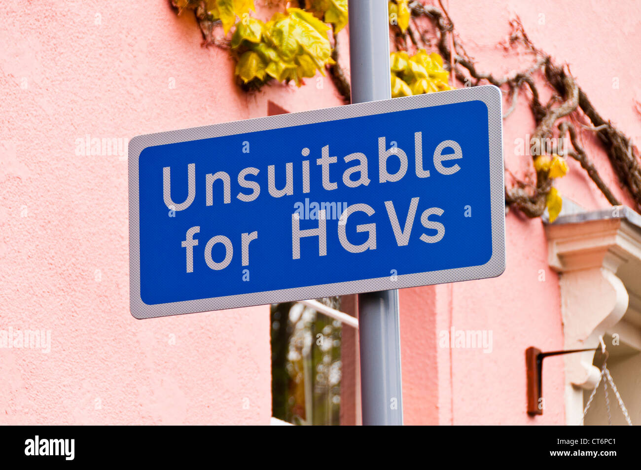 Warning sign of road unsuitable for hgv hi-res stock photography and ...