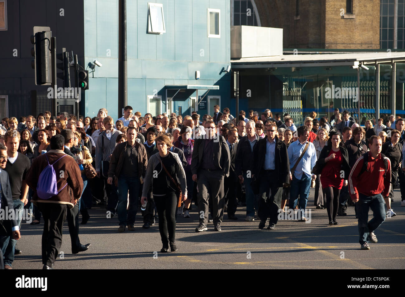 Pedestrians crossing a busy road in the centre of the city of London ...