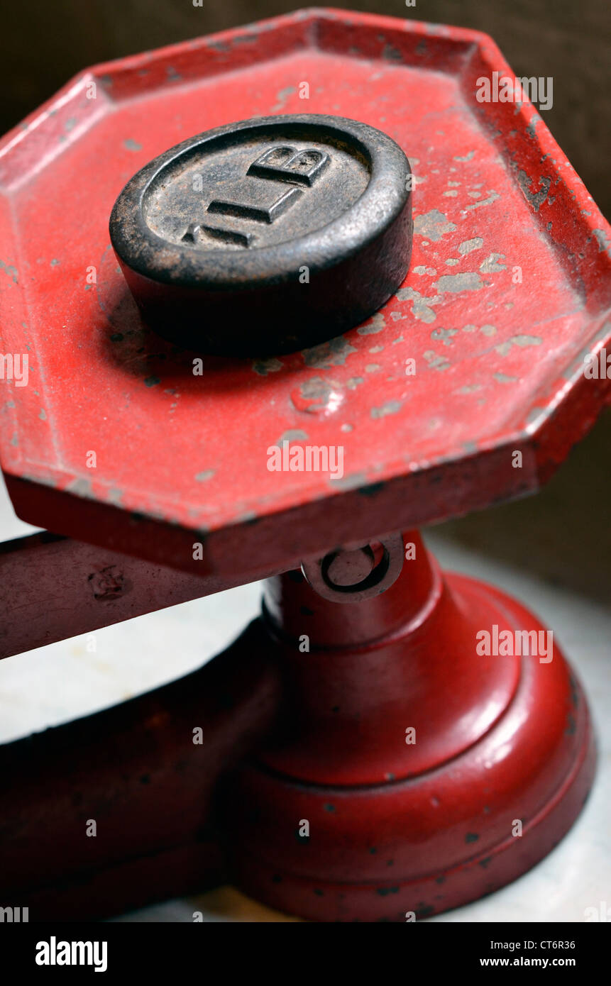 pound weight on scales Stock Photo - Alamy