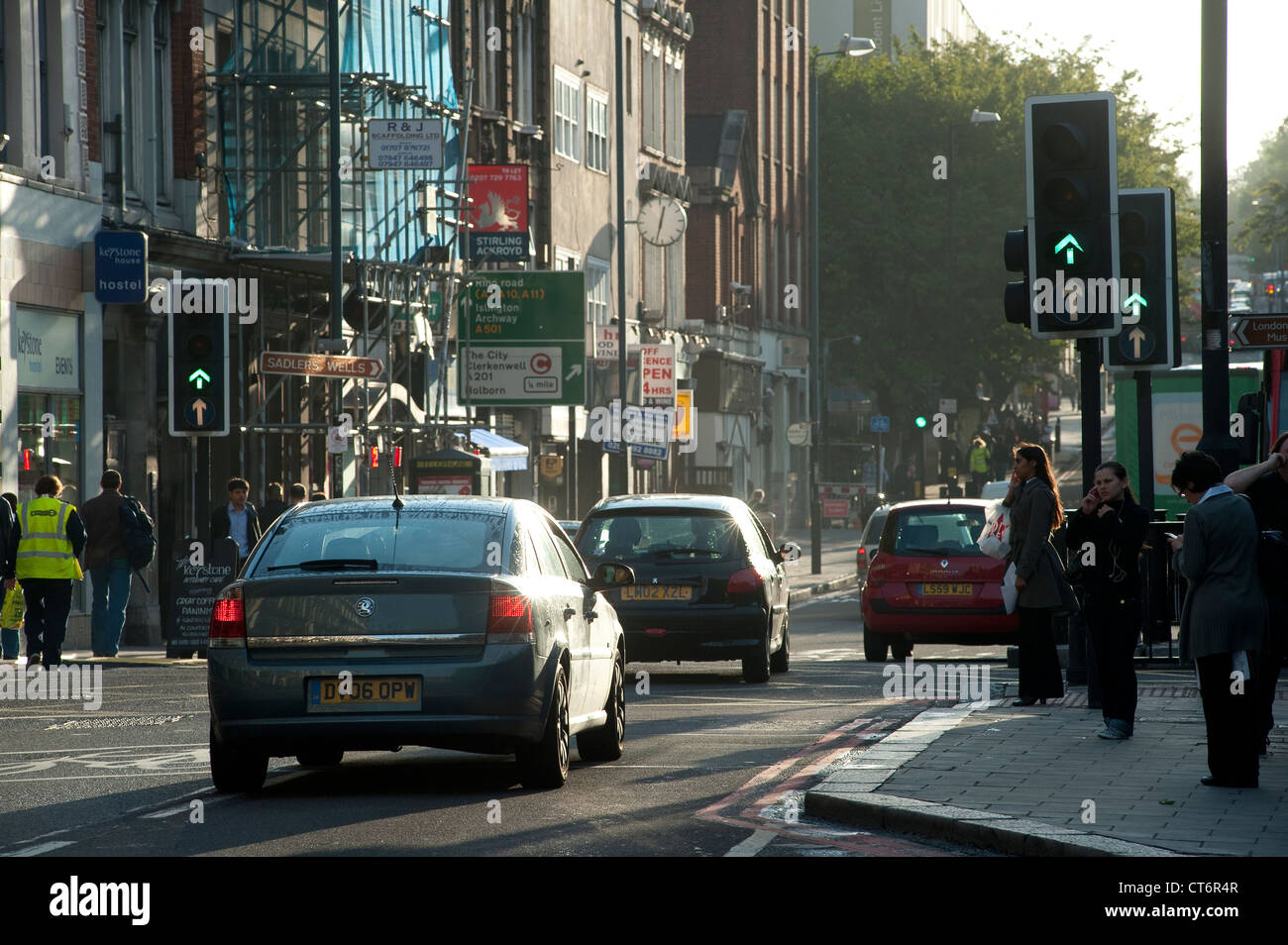 Busy london street hi-res stock photography and images - Alamy