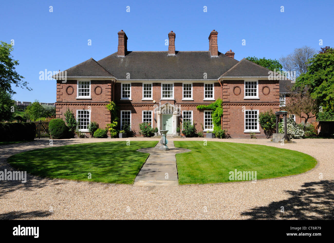 The old deanery house hi-res stock photography and images - Alamy