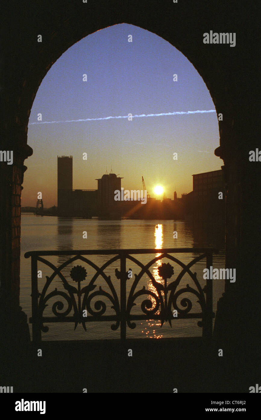 Berlin, on the view of the Oberbaumbruecke Treptowers Stock Photo - Alamy