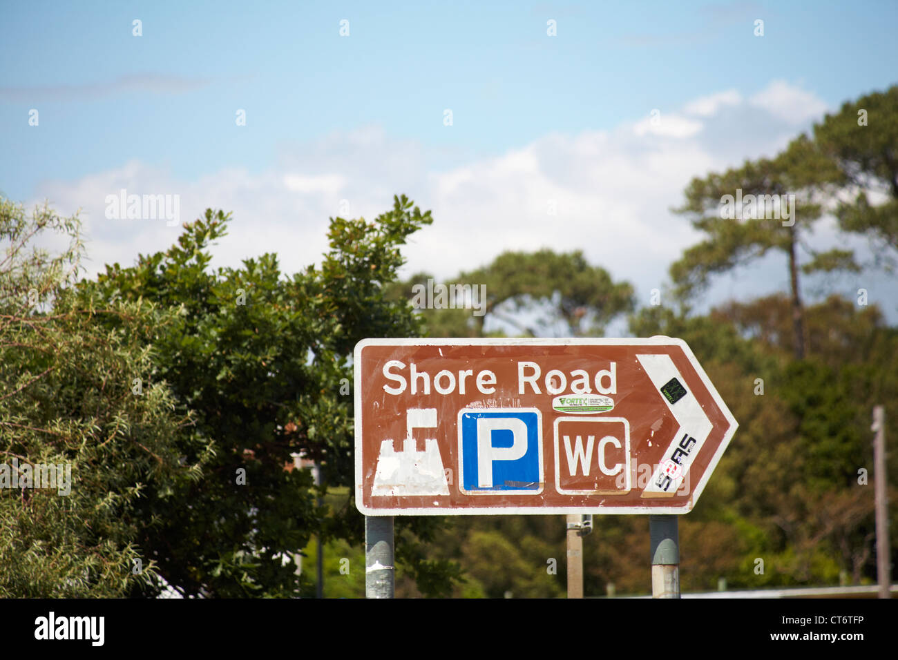 English brown road sign hi-res stock photography and images - Alamy