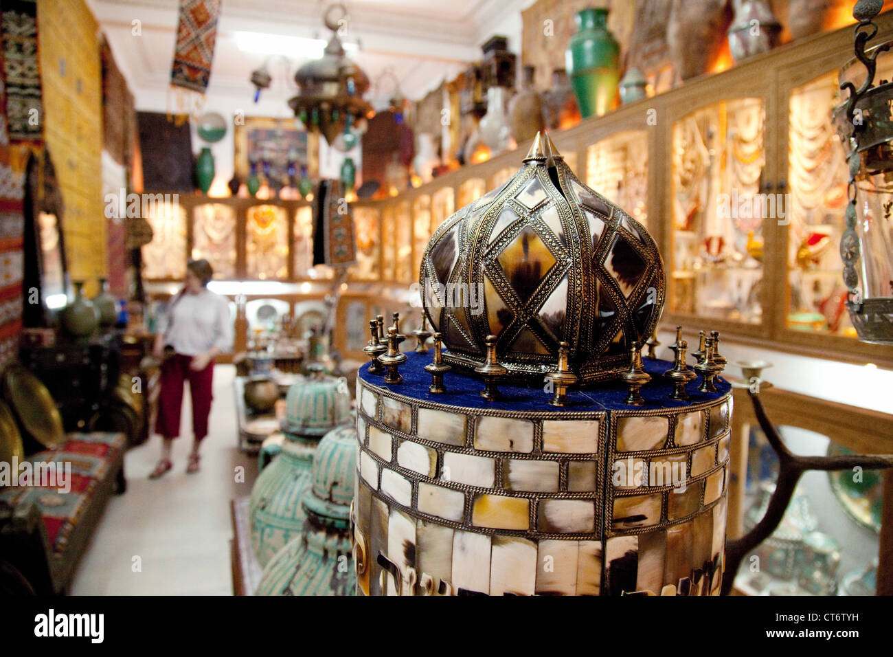 African craftwork hi-res stock photography and images - Alamy