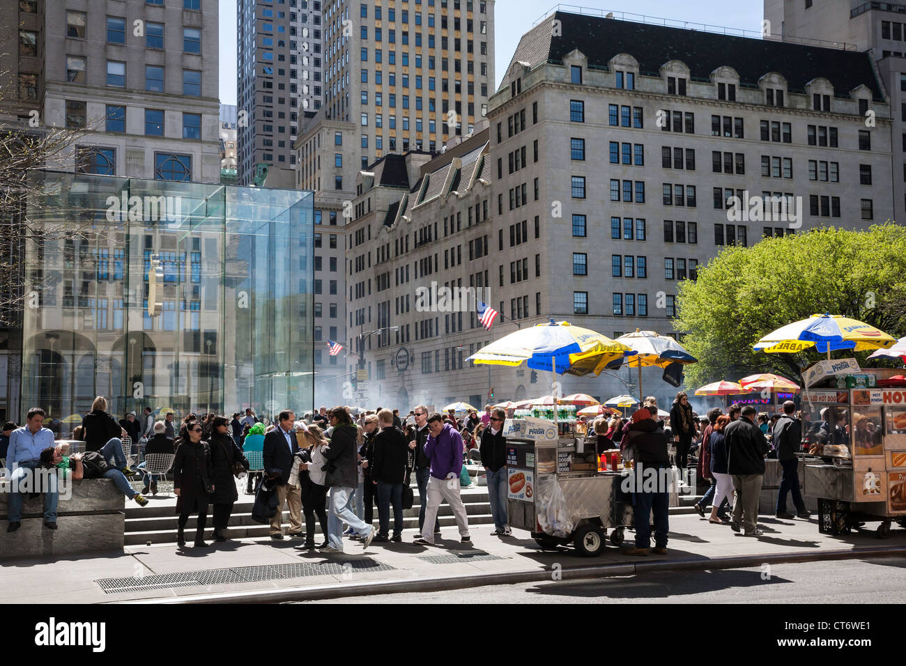 Crowded Midtown Street and Sidewalk, NYC Stock Photo - Alamy