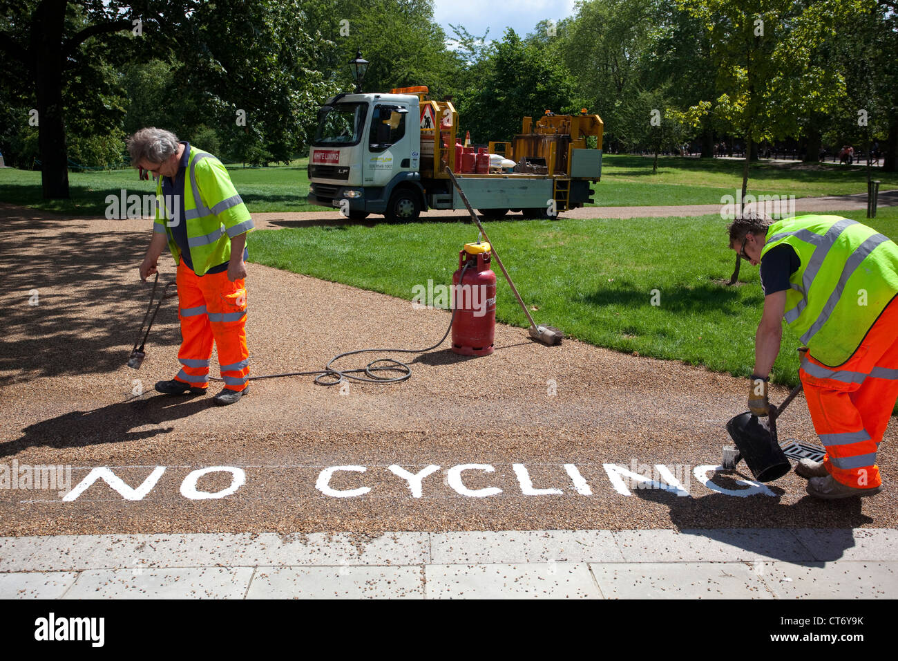 Pathway sign hi-res stock photography and images - Alamy