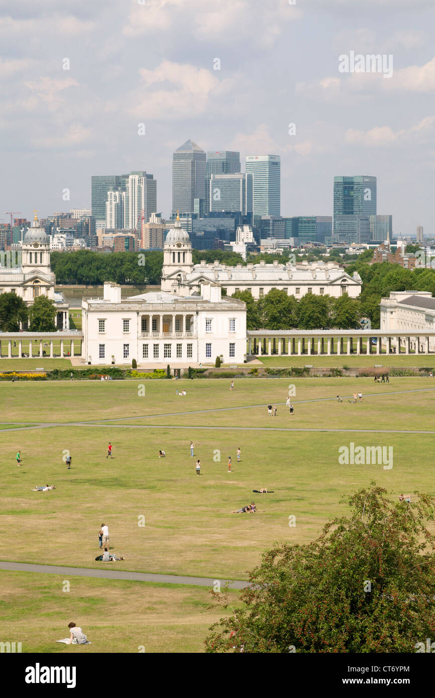 Queens house museum and canary wharf skyline hi-res stock photography ...