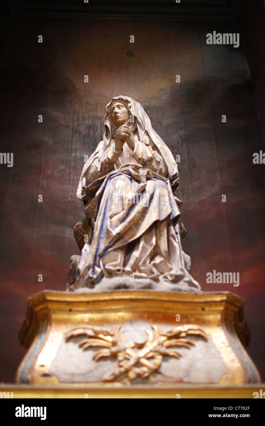 Weeping virgin mary statue hi-res stock photography and images - Alamy