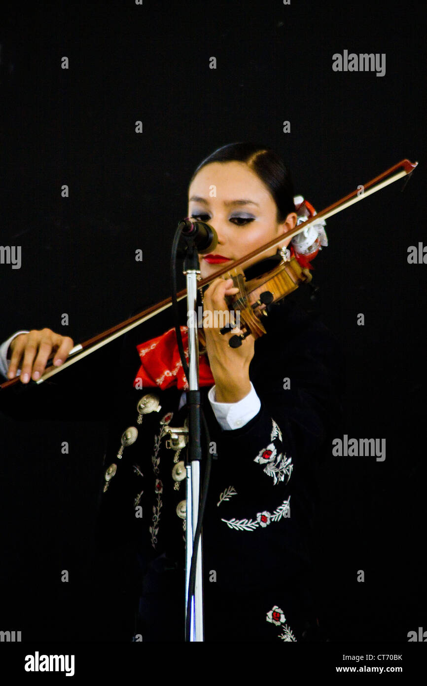University of Texas Pan American (UTPA) Mariachi Aztlán musician ...