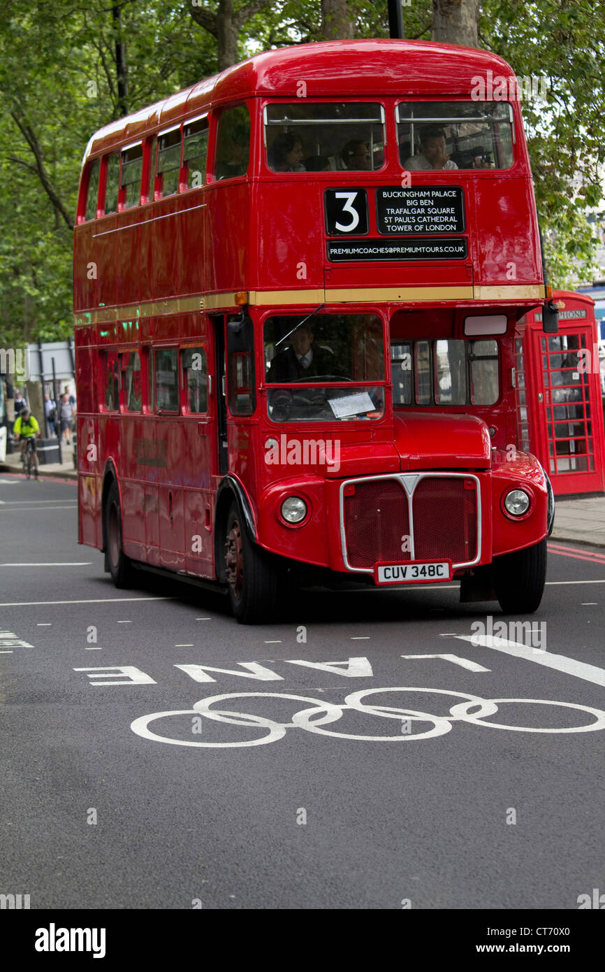 London routemaster bus victoria bus hi-res stock photography and images ...
