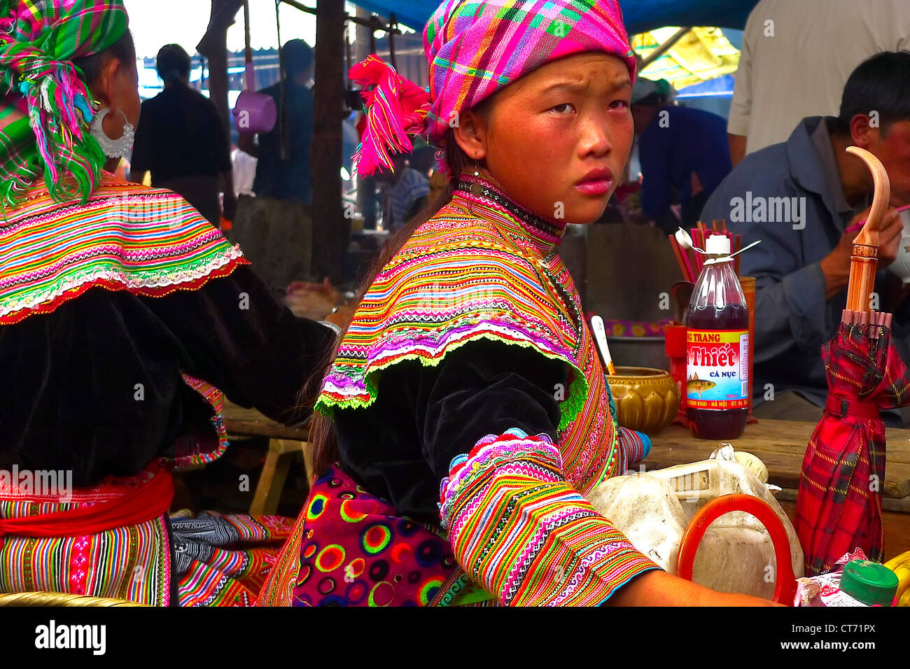 Flower Hmong girl at a rural market Stock Photo - Alamy