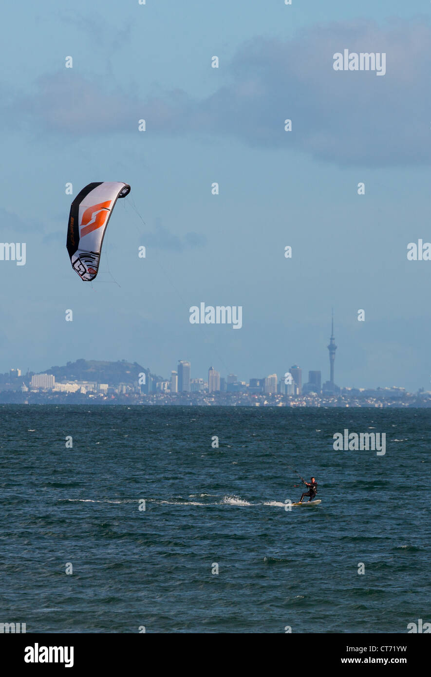 paragliding parasurfing cityscape Stock Photo - Alamy