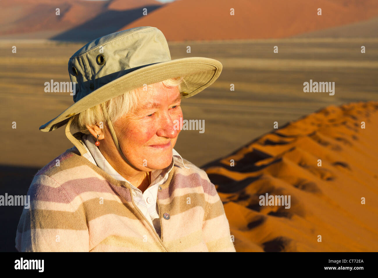 Lady distance hi-res stock photography and images - Alamy