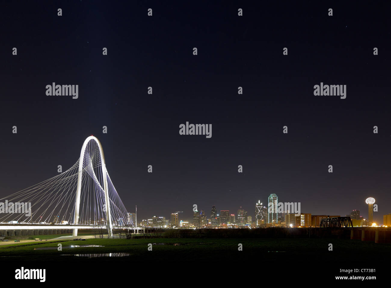 Dallas Skyline At Night High Resolution Stock Photography and Images ...